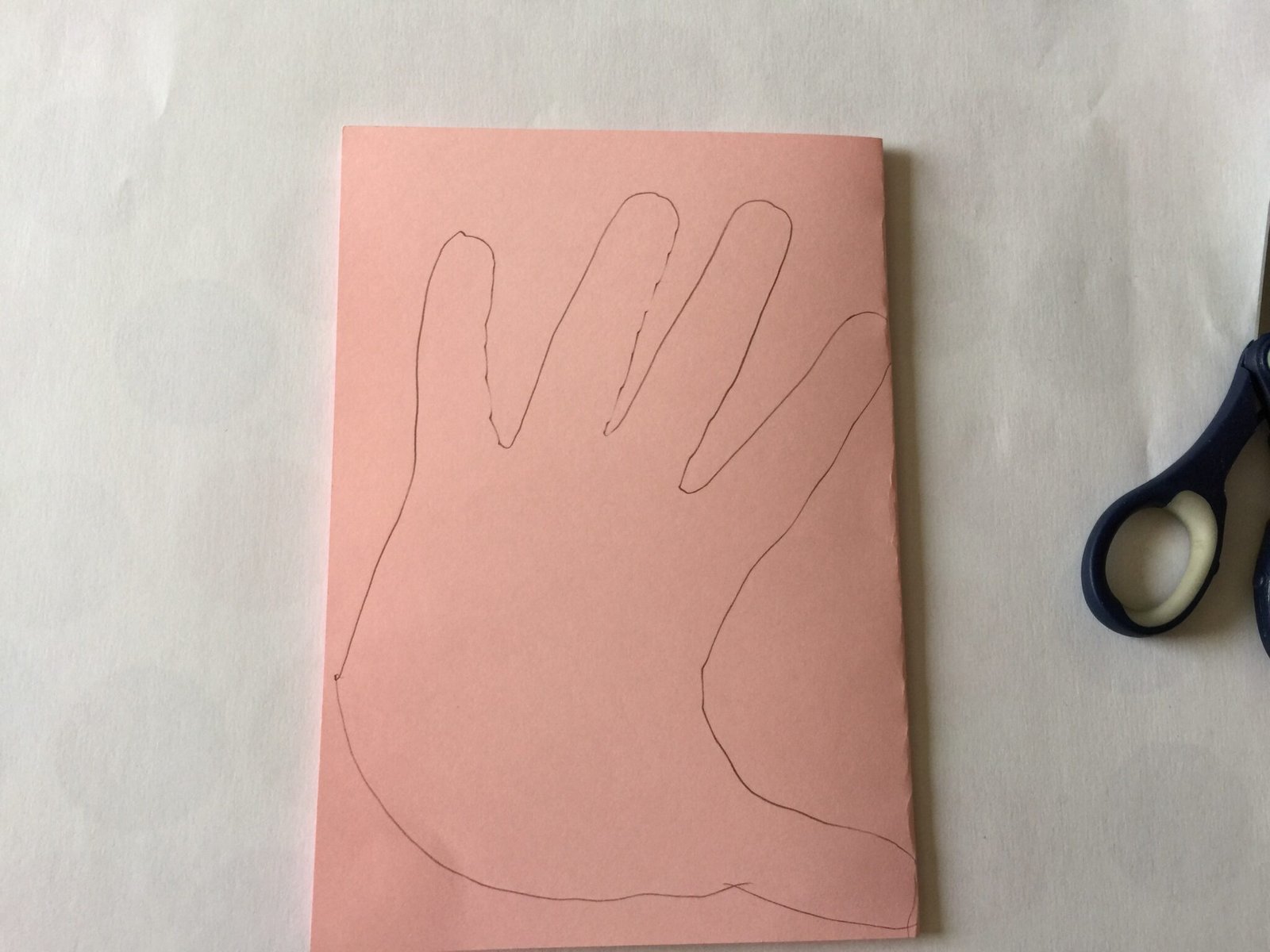 Bricolage Fête des pères : coeurs avec empreintes de mains - caboucadin