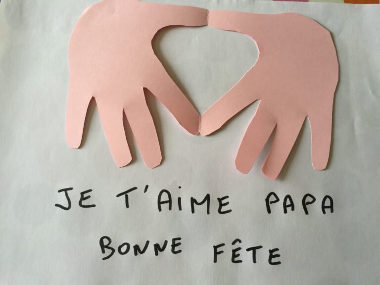 Bricolage Fête des pères : coeurs avec empreintes de mains - caboucadin