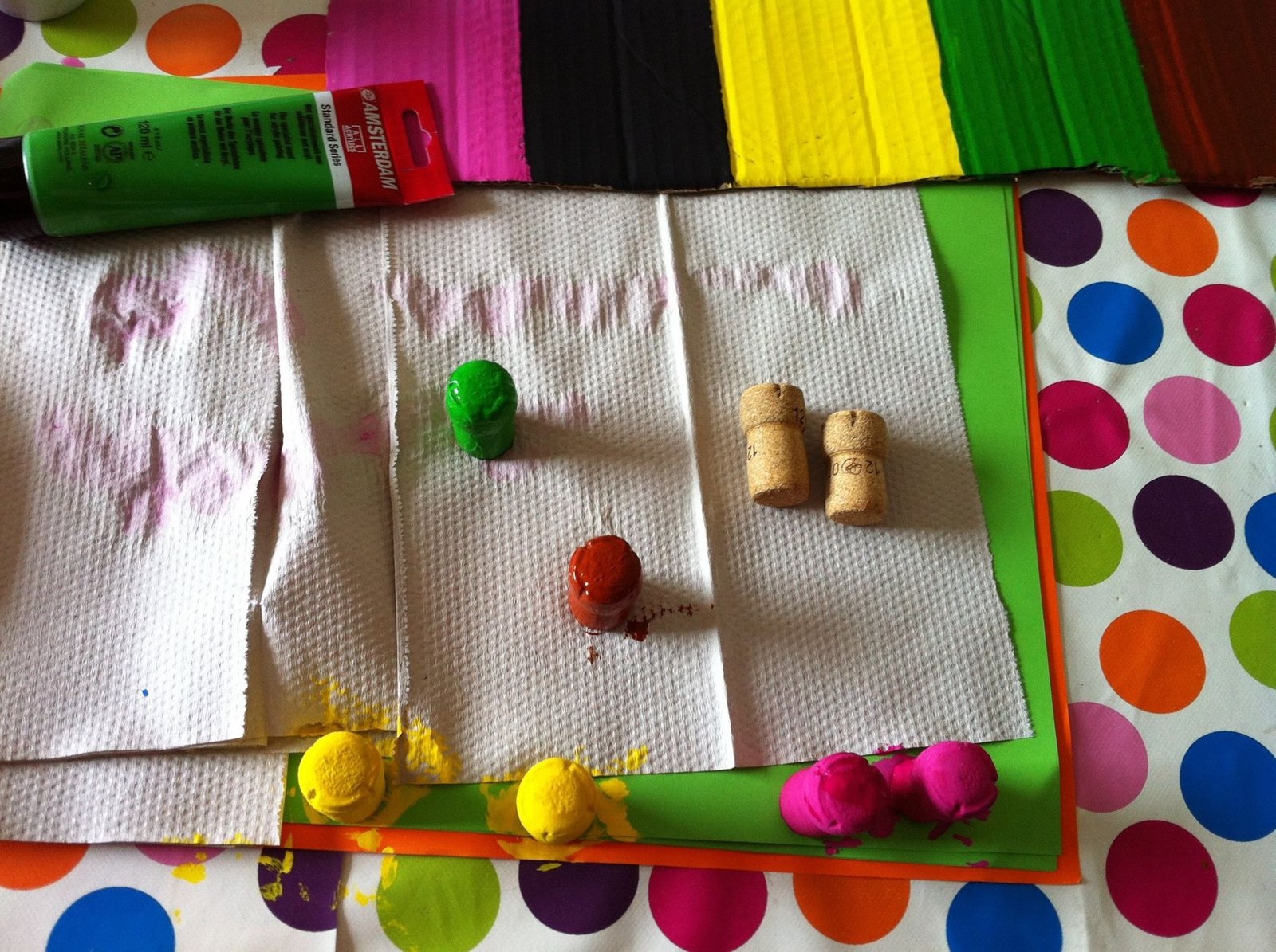 Apprendre les couleurs en s'amusant avec des bouchons en liège - caboucadin