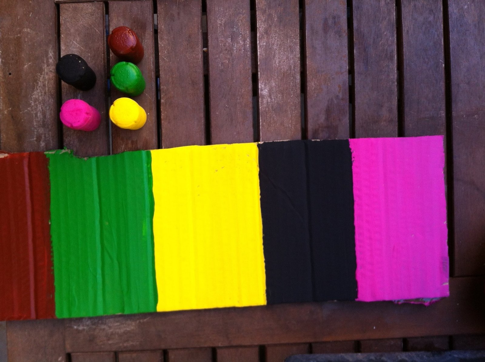 Apprendre les couleurs en s'amusant avec des bouchons en liège - caboucadin